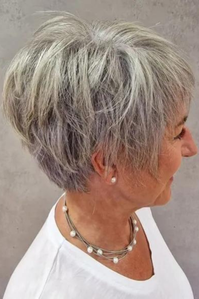 Cheveux Gris Coupe Courte Effile Femme 60 Ans