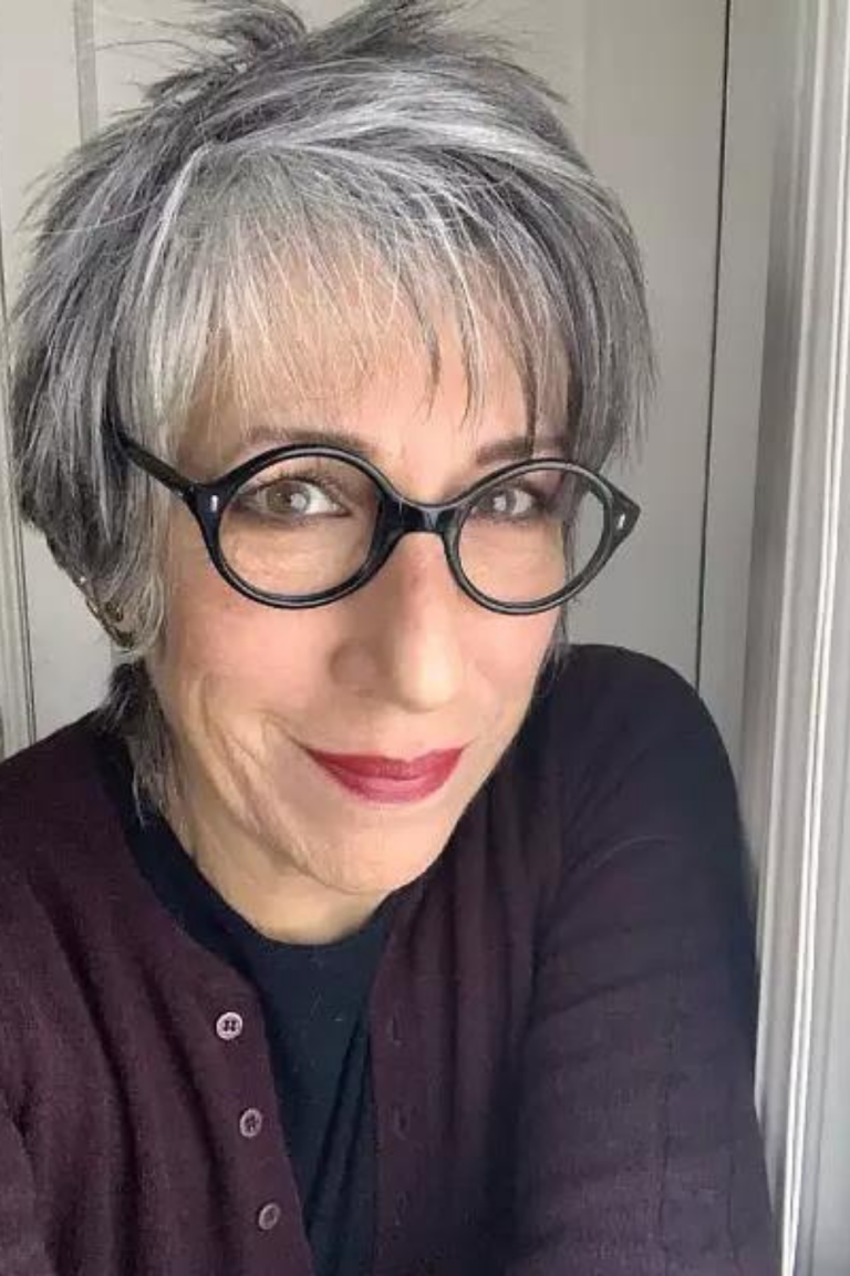 Coupe de cheveux femme 60 ans avec lunettes : 26 idées de coupes courtes