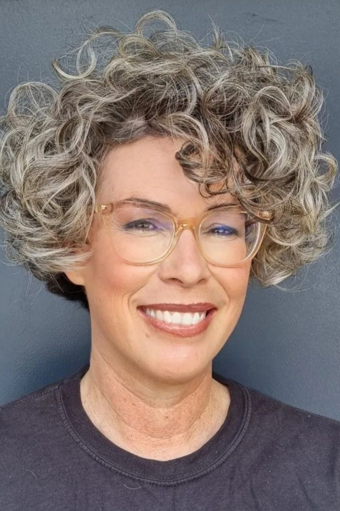 Coupe de cheveux femme 60 ans avec lunettes : 26 idées de coupes courtes
