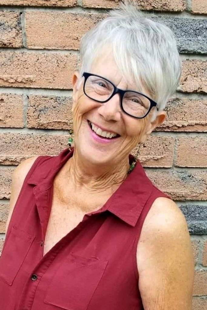 Coupe de cheveux femme 60 ans avec lunettes : 26 idées de coupes courtes